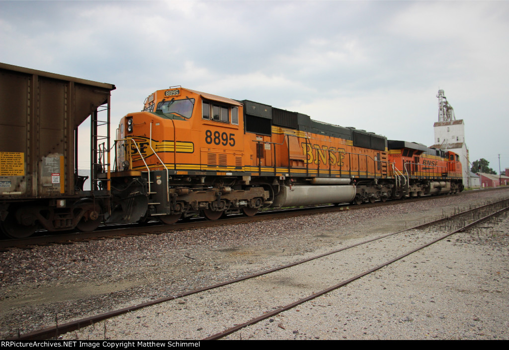 BNSF 8895